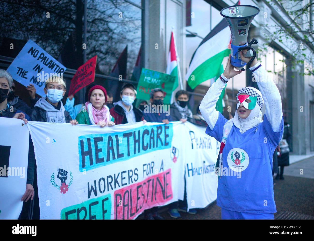 NHS staff blockade the entrance to NHS England's headquarters in ...