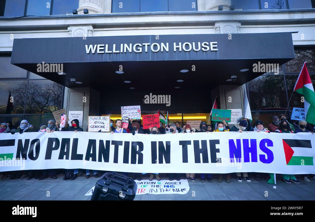 NHS staff blockade the entrance to NHS England's headquarters in ...
