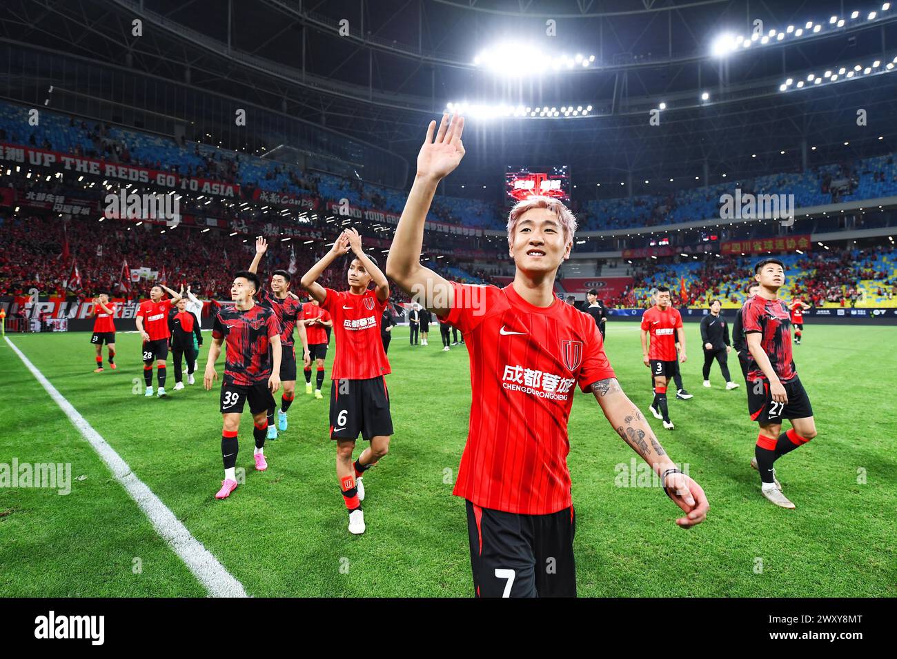 Chengdu Rongcheng Football Club defeated Nantong Zhiyun Football Club ...
