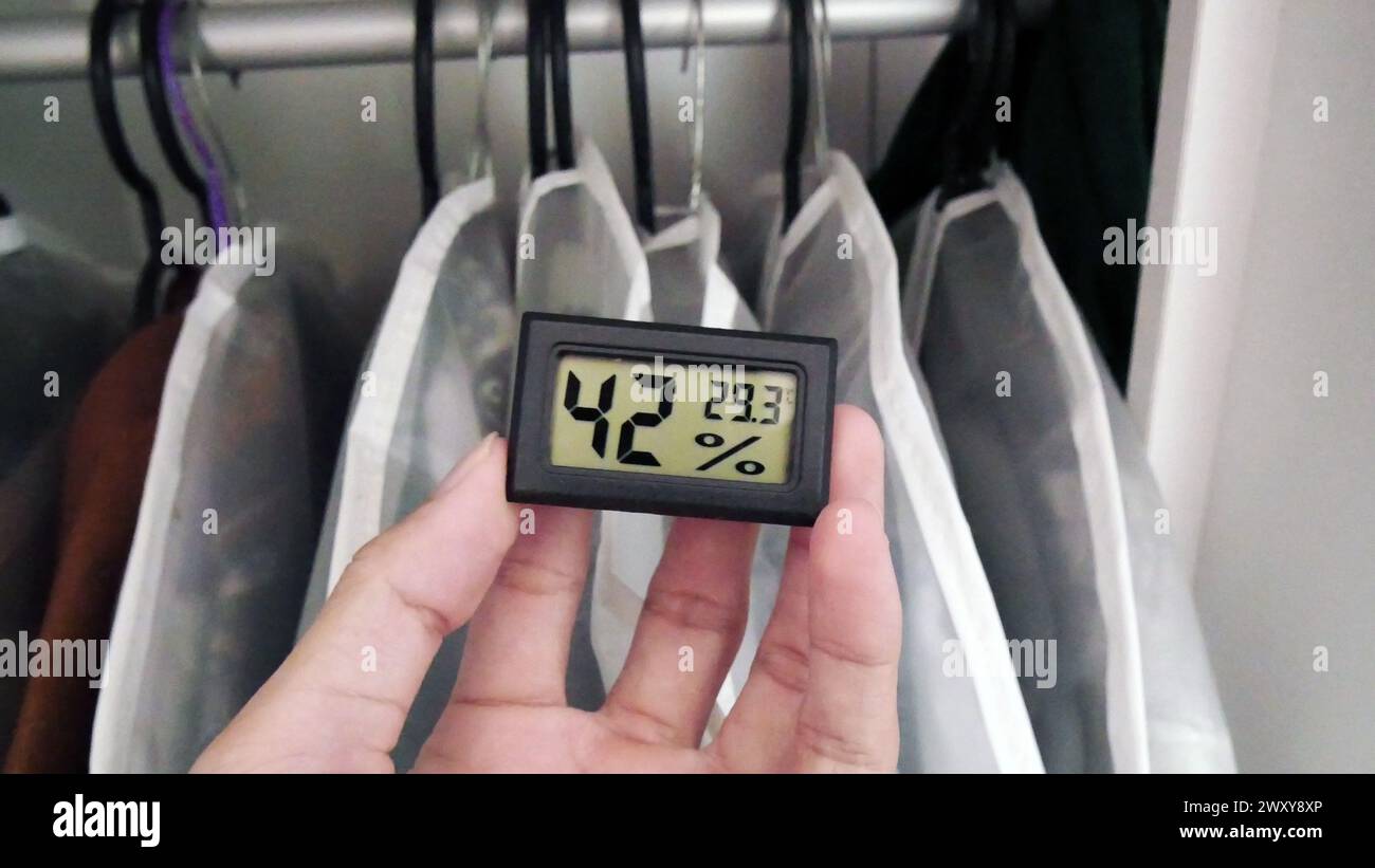 Measuring humidity hi-res stock photography and images - Alamy