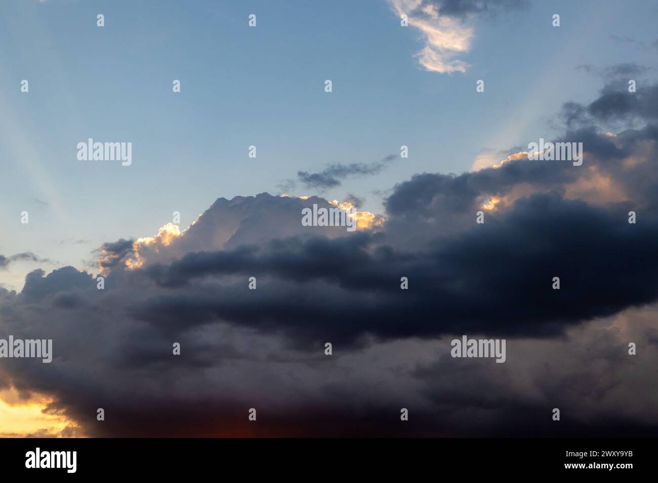 Sonnenuntergang mit wolke als hintergrund hi-res stock photography and images - Alamy