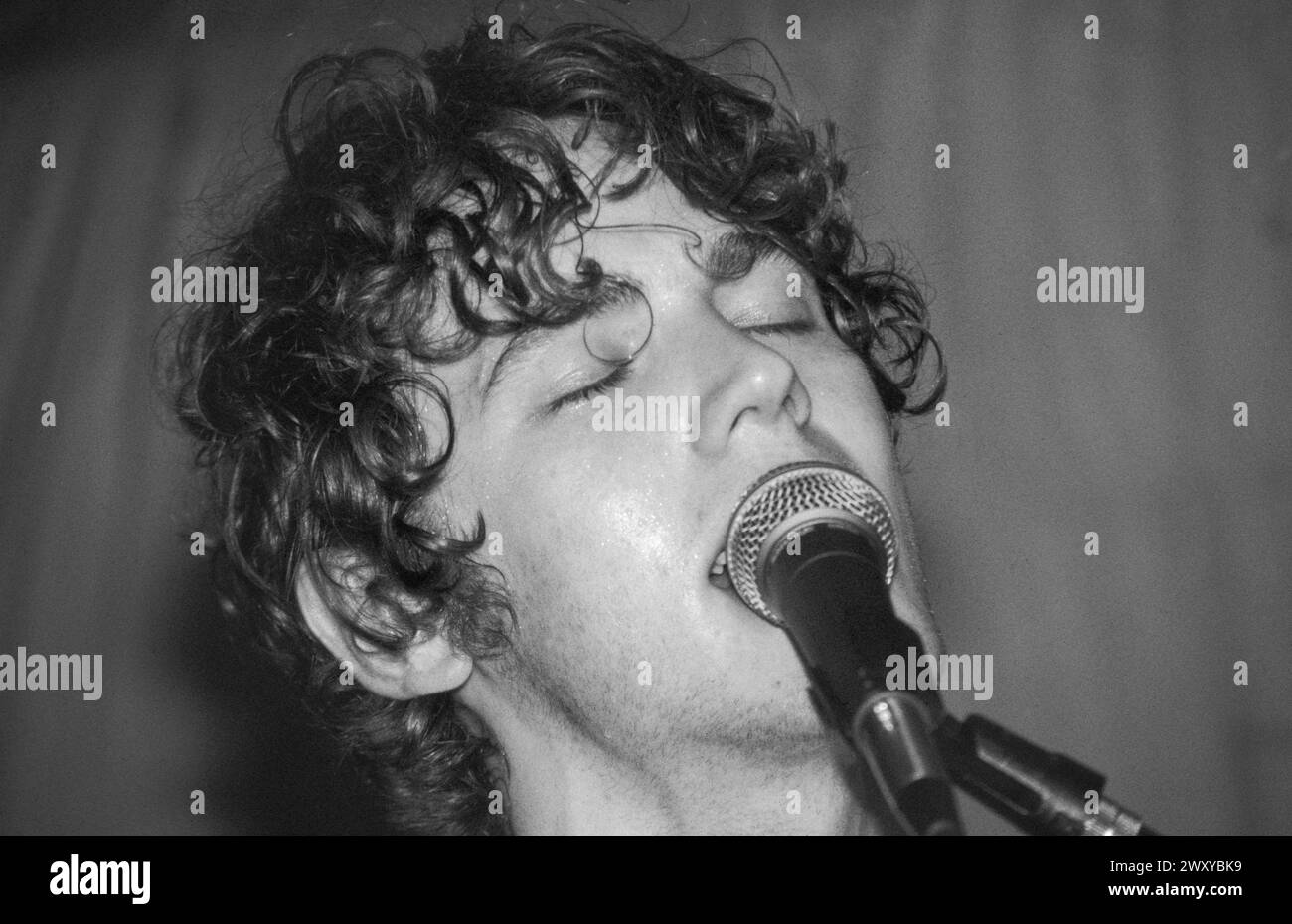 GOMEZ, EARLY CONCERT, 1998: A young Ian Ball of Gomez playing a tiny ...