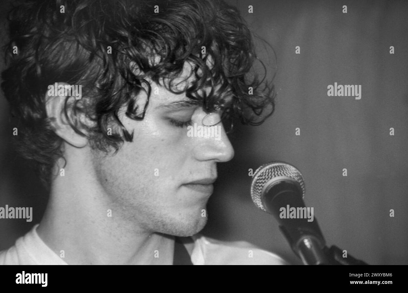 GOMEZ, EARLY CONCERT, 1998: A young Ian Ball of Gomez playing a tiny ...