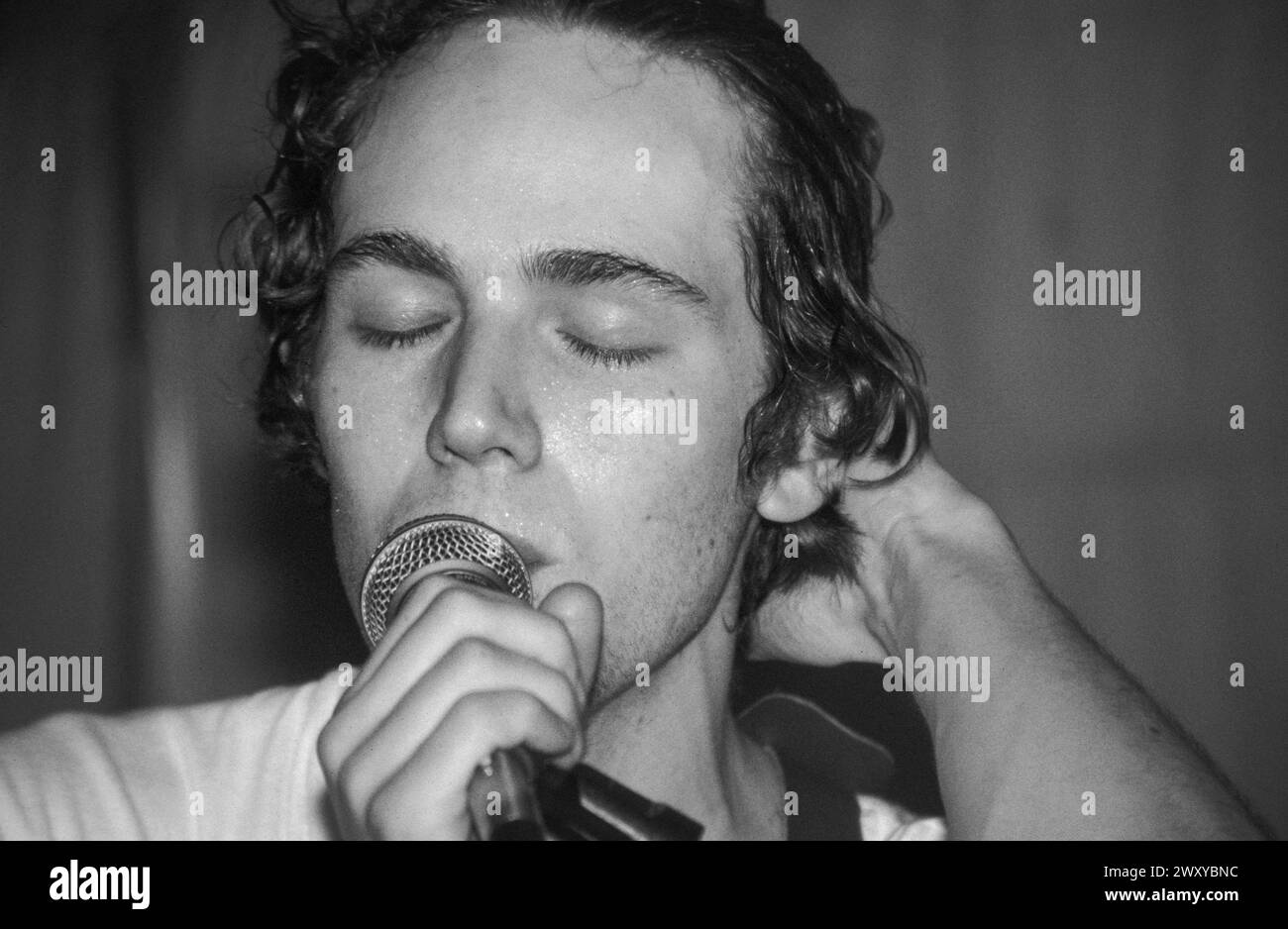 GOMEZ, EARLY CONCERT, 1998: A young Ian Ball of Gomez playing a tiny ...