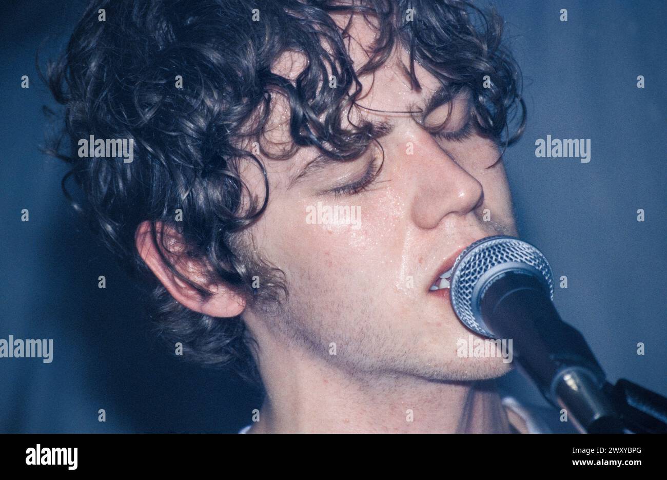 GOMEZ, EARLY CONCERT, 1998: A young Ian Ball of Gomez playing a tiny ...