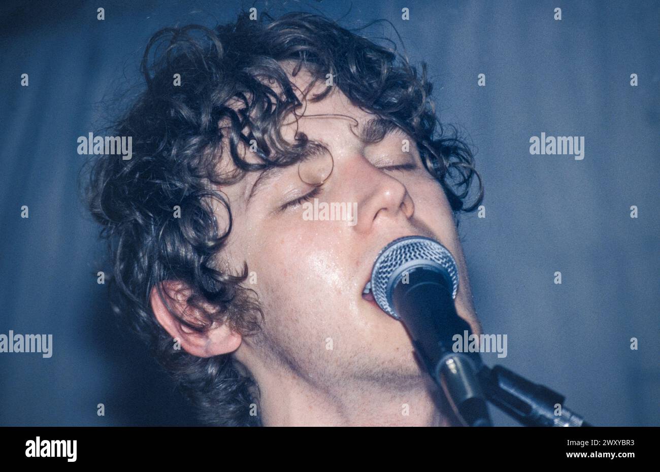 GOMEZ, EARLY CONCERT, 1998: A young Ian Ball of Gomez playing a tiny ...