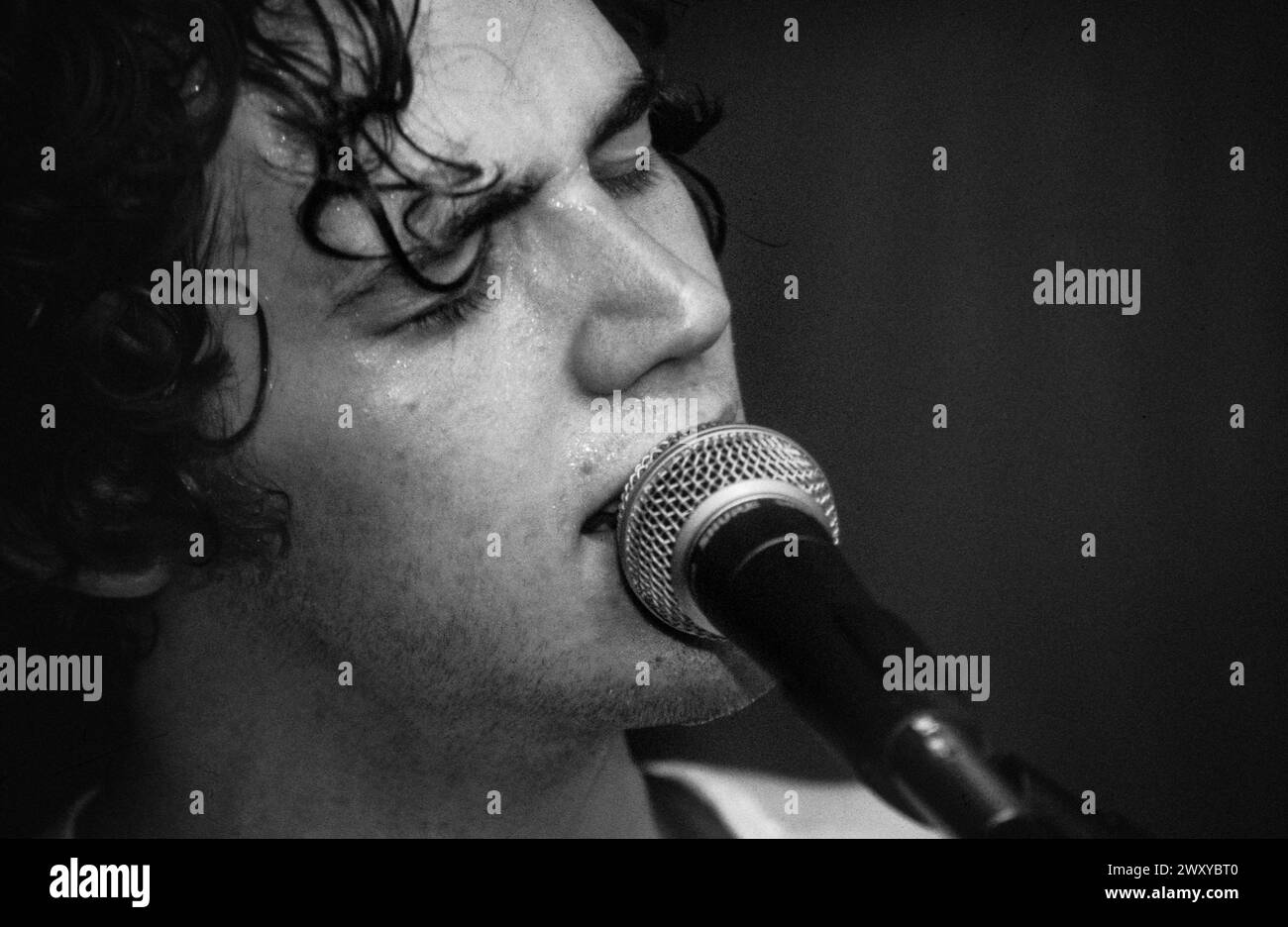 GOMEZ, EARLY CONCERT, 1998: A young Ian Ball of Gomez playing a tiny ...