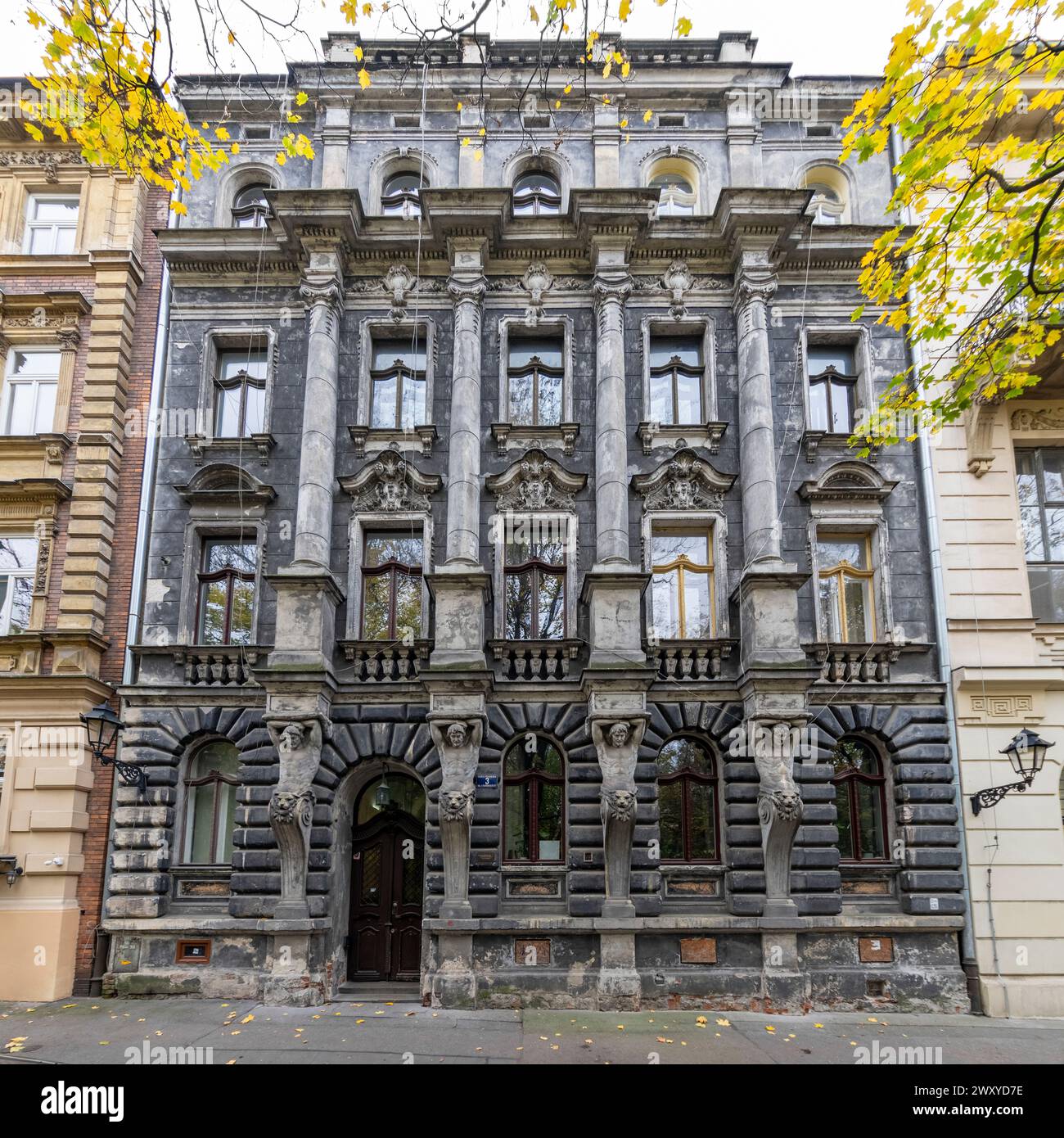 Tenement house with atlantas hi-res stock photography and images - Alamy