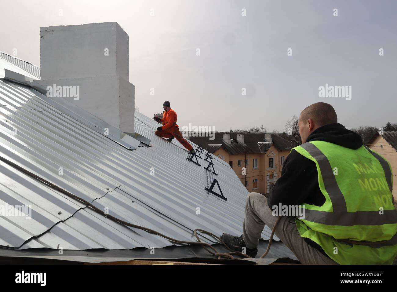 Non Exclusive: KHARKIV, UKRAINE - APRIL 02, 2024 - Workers repair the roof of a residential ...