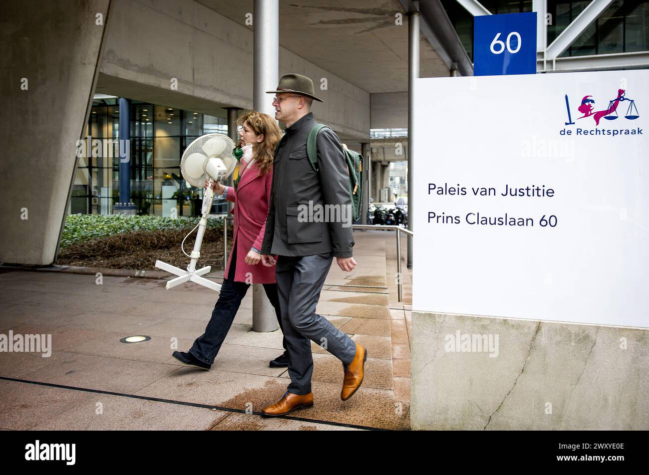 Milieudefensie shell hi-res stock photography and images - Alamy