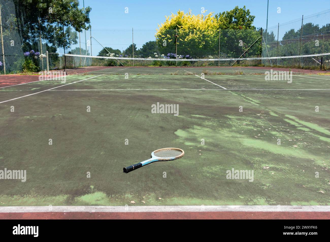 Broken tennis racket hi-res stock photography and images - Alamy