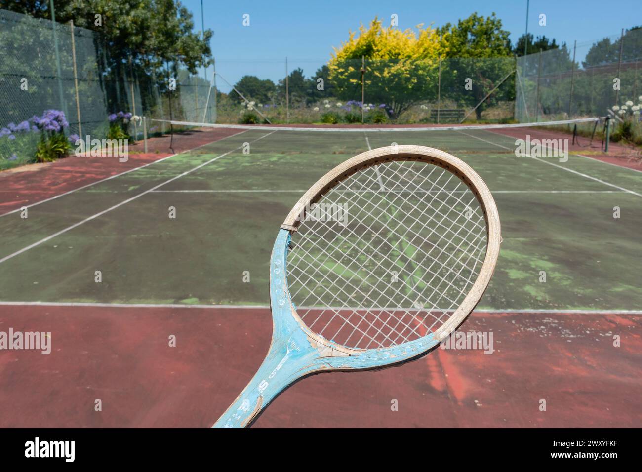Broken tennis racket hi-res stock photography and images - Alamy