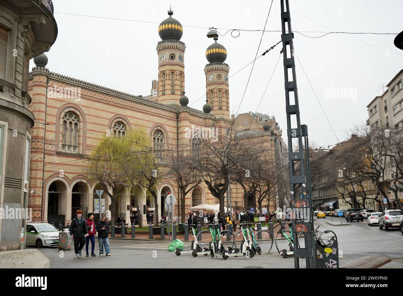 Jewish family worship synagogue hi-res stock photography and images - Alamy