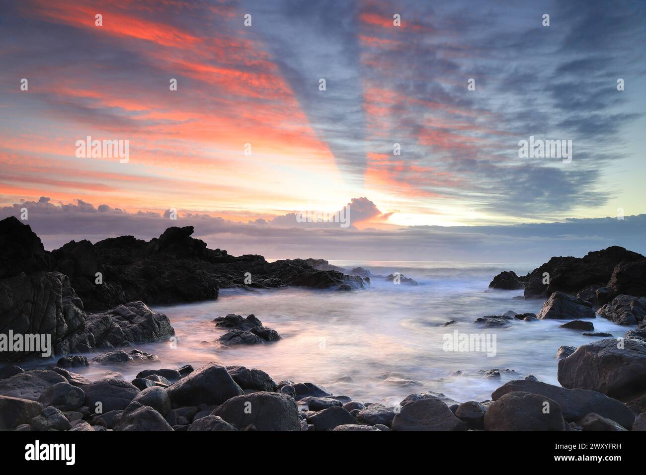 Pink and red clouds sunrise hi-res stock photography and images - Alamy