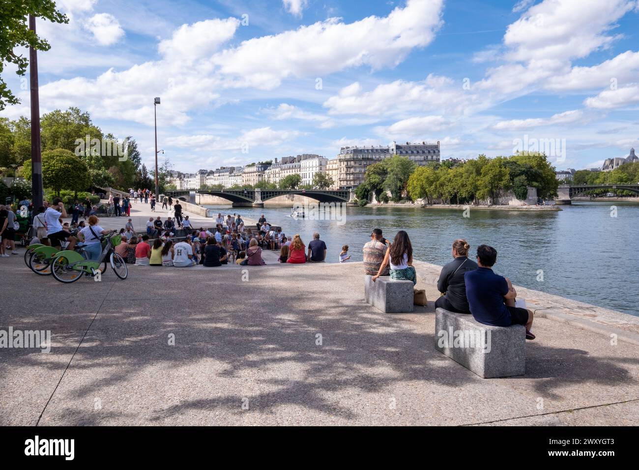 Paris (France): entertainment on the quays along the River Seine, dancers in the area of the ...