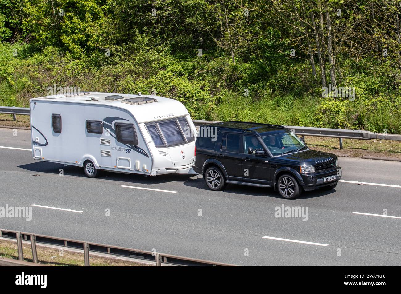 Land rover discovery 4 landmark limited edition hi-res stock ...