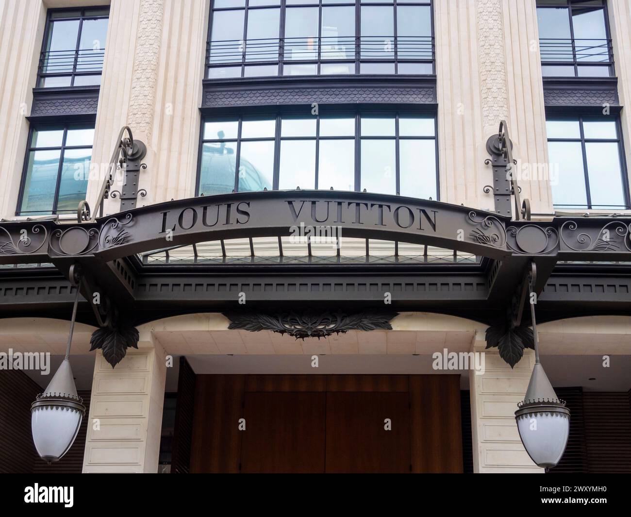 Louis vuitton facade hi-res stock photography and images - Alamy