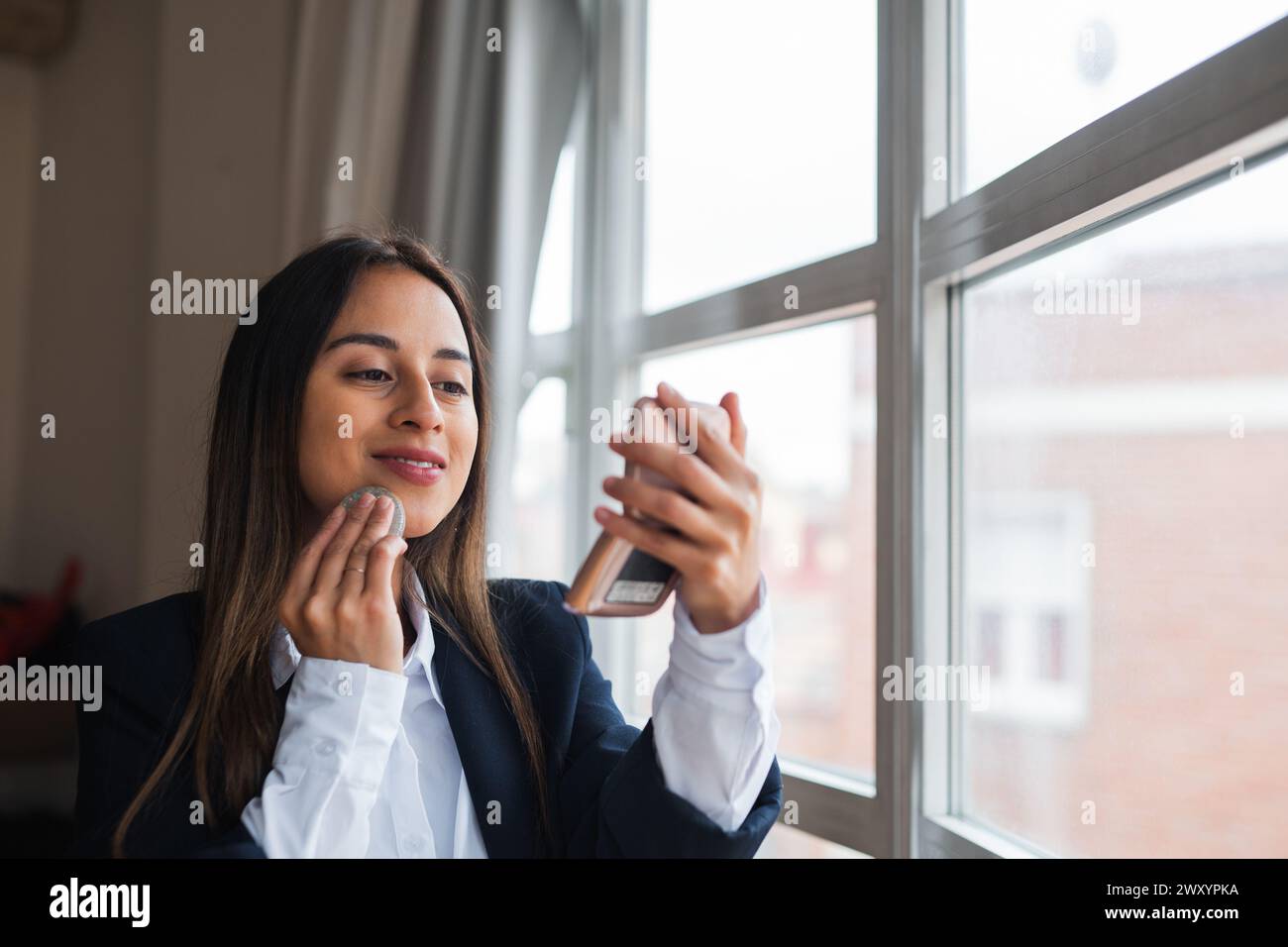 Image business woman checks hi-res stock photography and images - Alamy