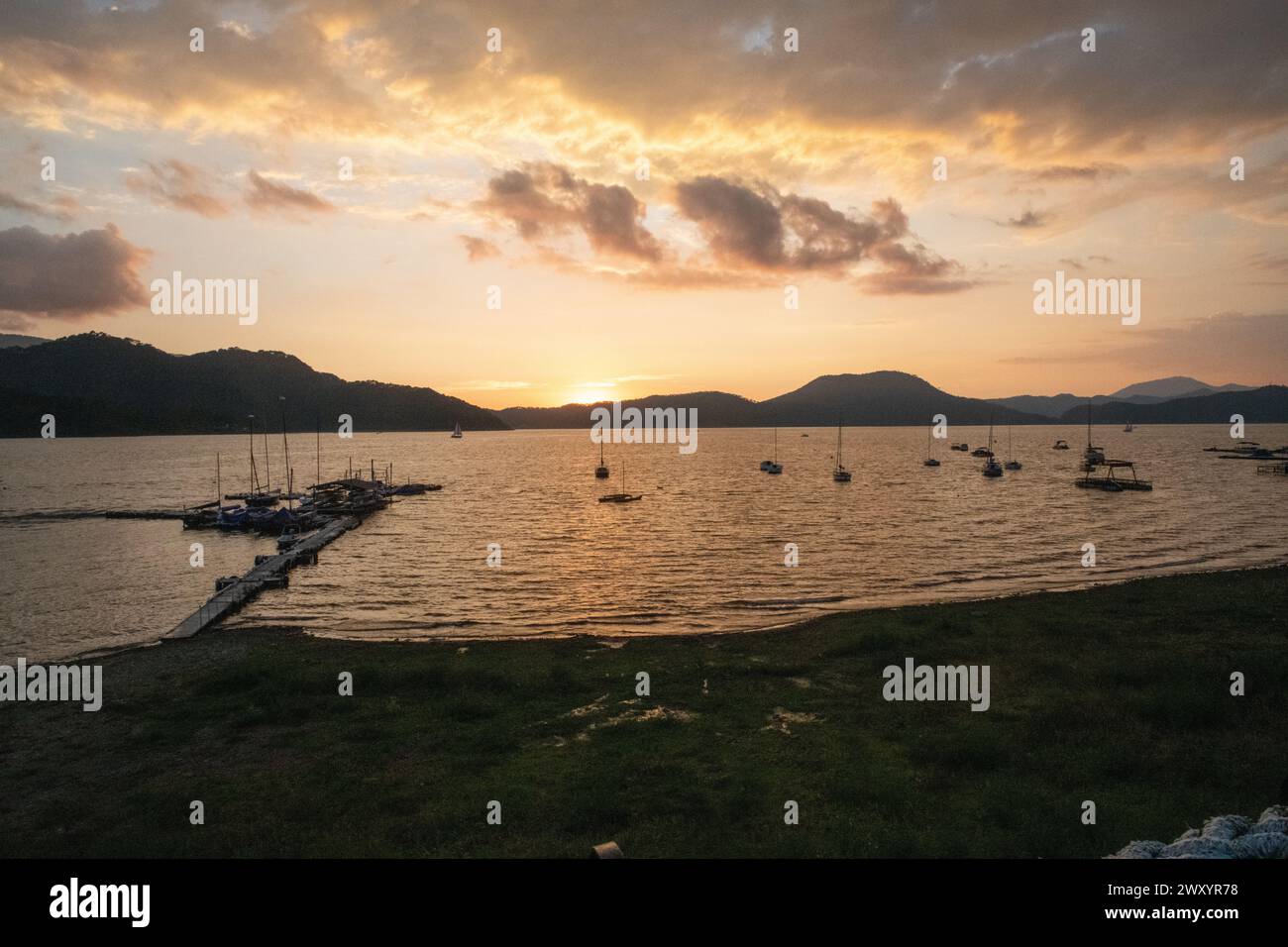 Valle de bravo lake hi-res stock photography and images - Alamy