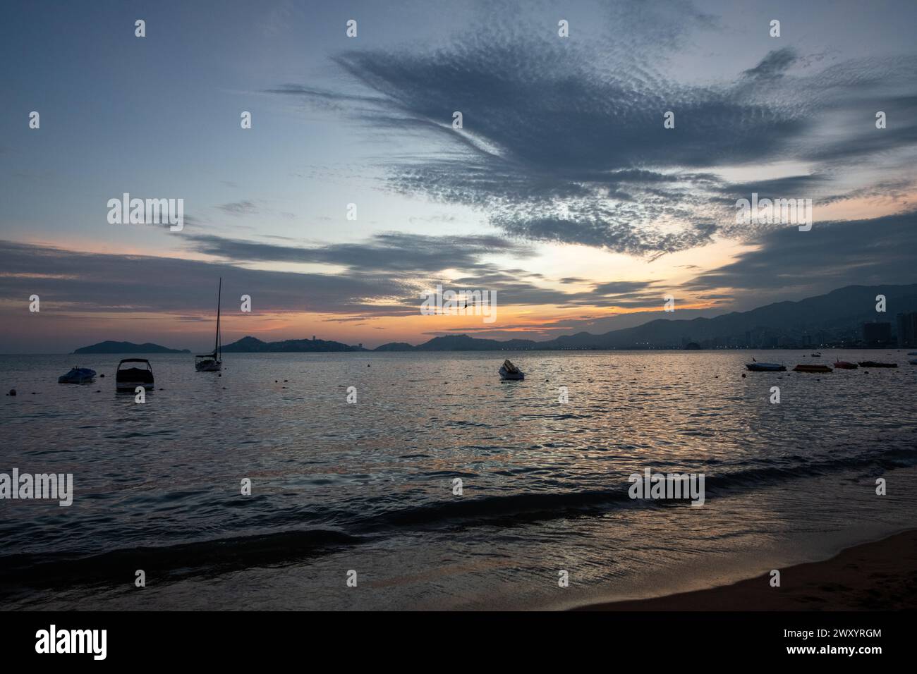 Acapulco sunset hi-res stock photography and images - Alamy