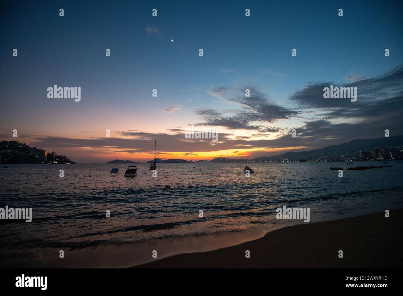 Beach sunset acapulco hi-res stock photography and images - Alamy