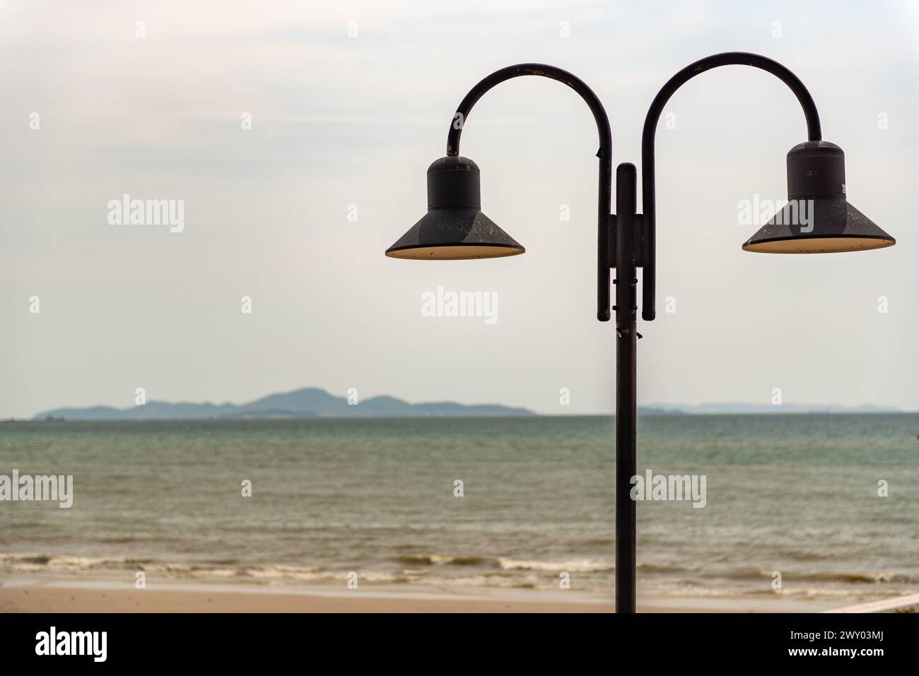 Lamp post pathway hi-res stock photography and images - Alamy