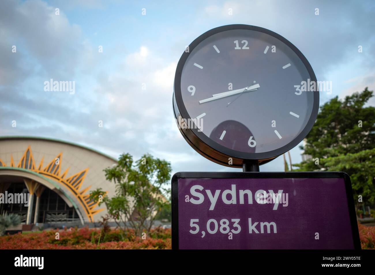 A purple traffic sign board of Sydney and a purple public clock, 5083 ...