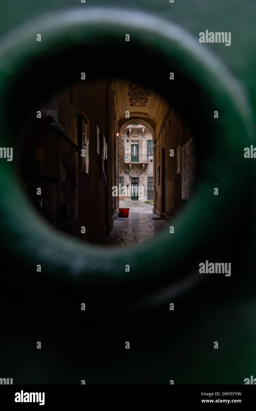 Quarter hole hi-res stock photography and images - Alamy