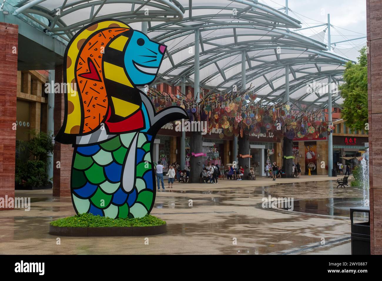 A striking and colorful Merlion statue at the Universal Studios in ...
