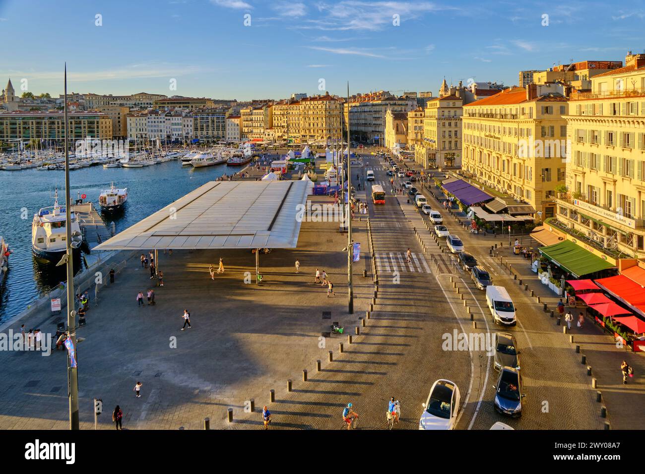 The mirror L'Ombrière (to give shadow) by architect Norman Foster ...