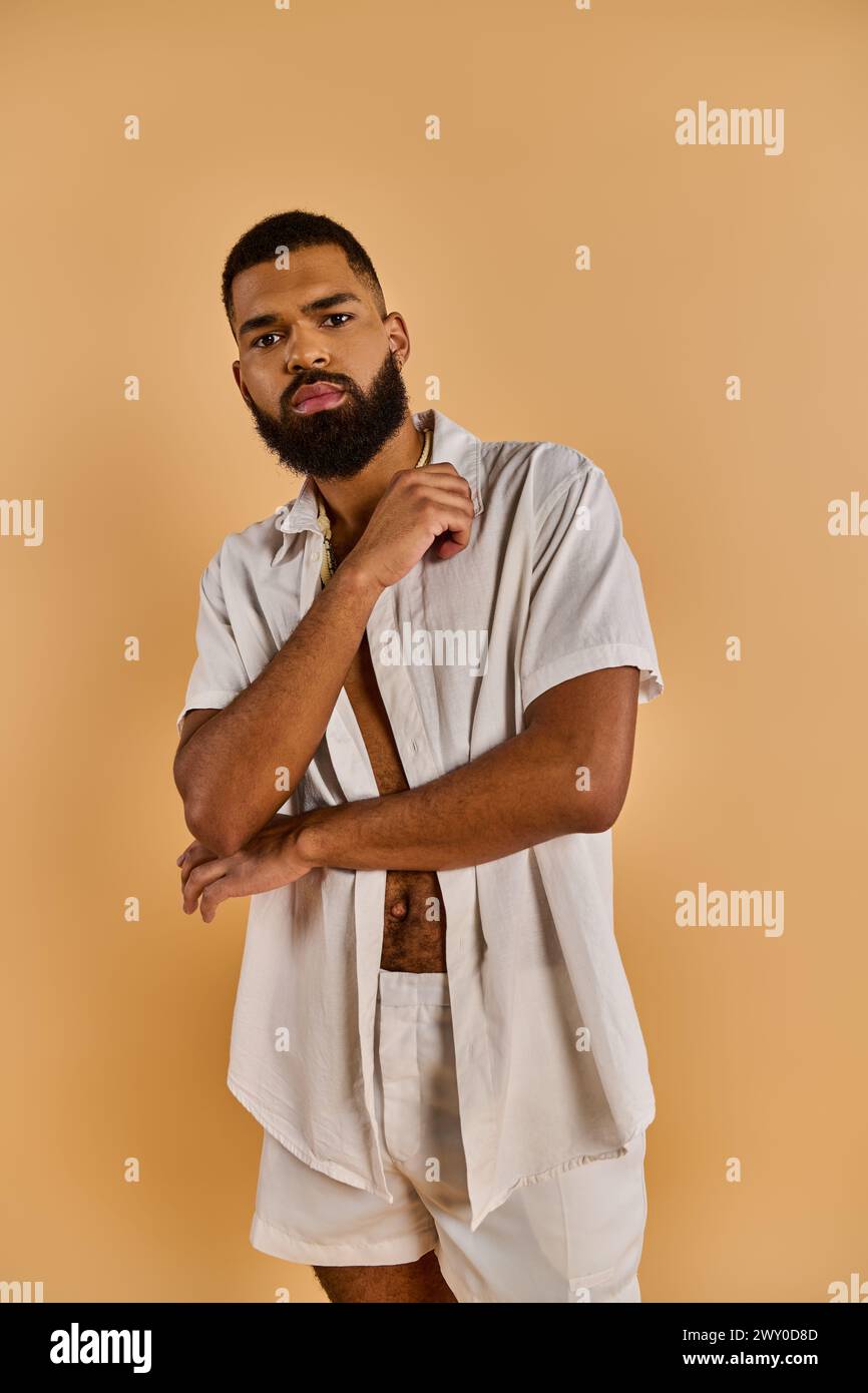 Man wearing crisp white hi-res stock photography and images - Alamy