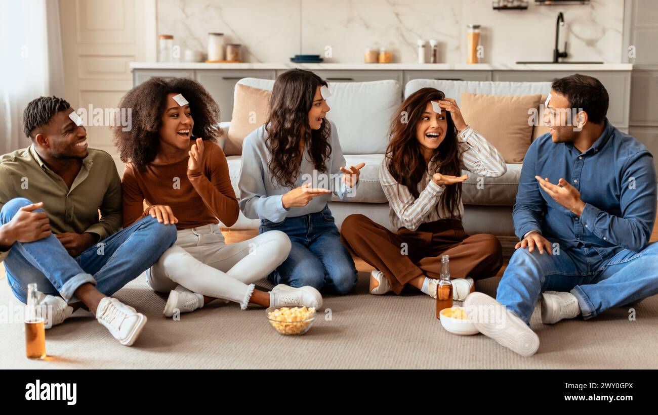 Animated discussion hi-res stock photography and images - Alamy