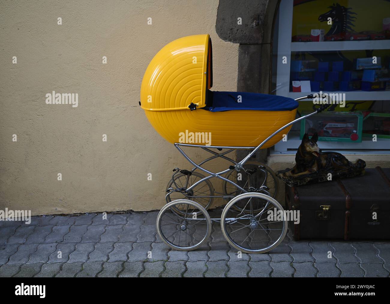 Yellow hearts windows hi-res stock photography and images - Alamy