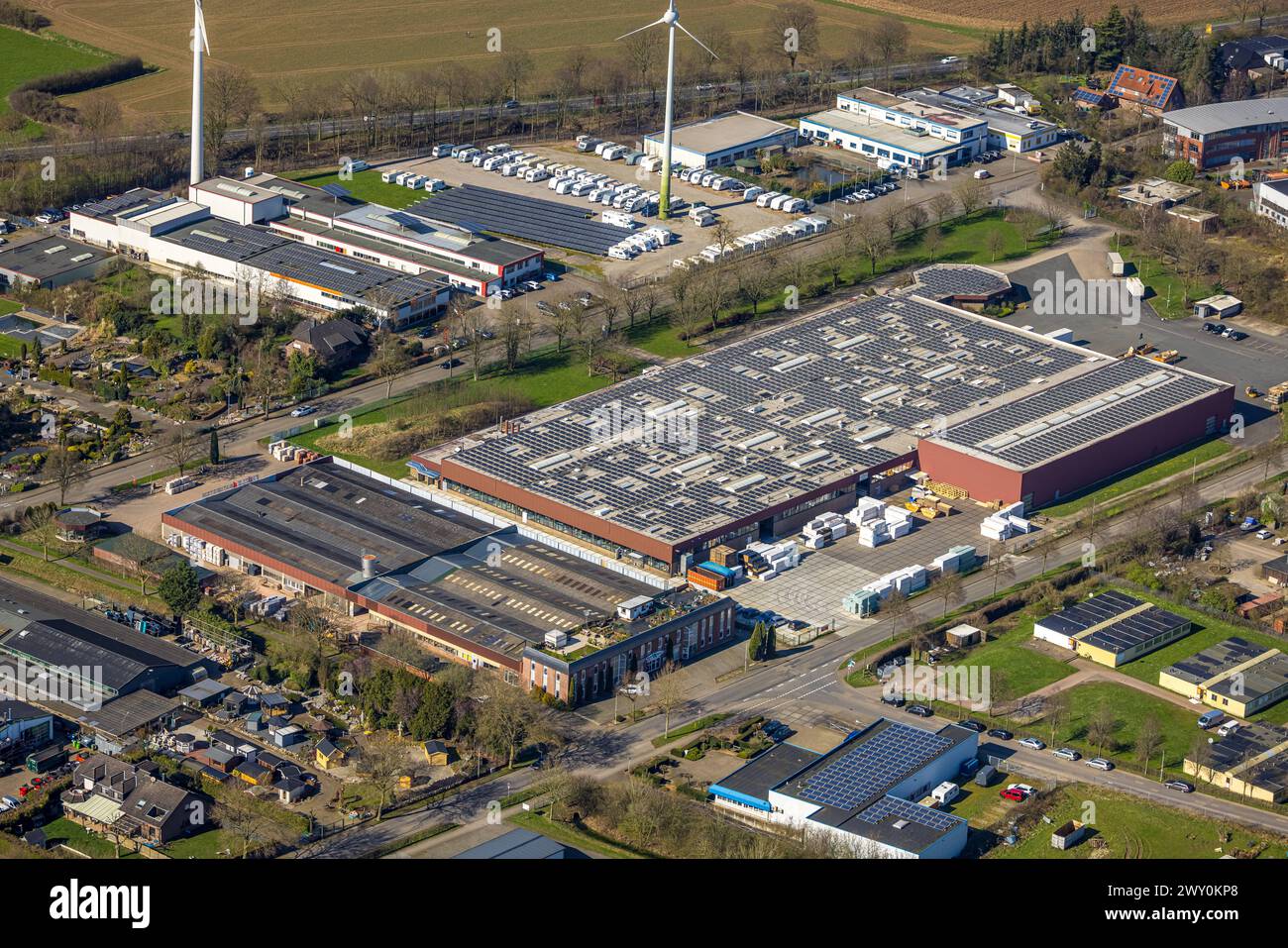 Luftbild, Gewerbebetrieb mit Solardach im Gewerbegebiet Empel ...