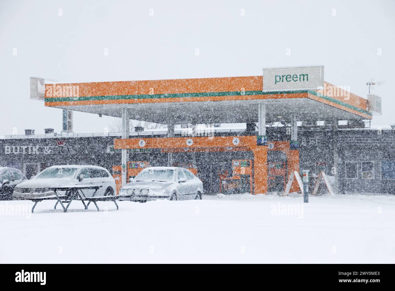 Seasonal weather, snowfall during Tuesday. In the picture: Preem gas ...