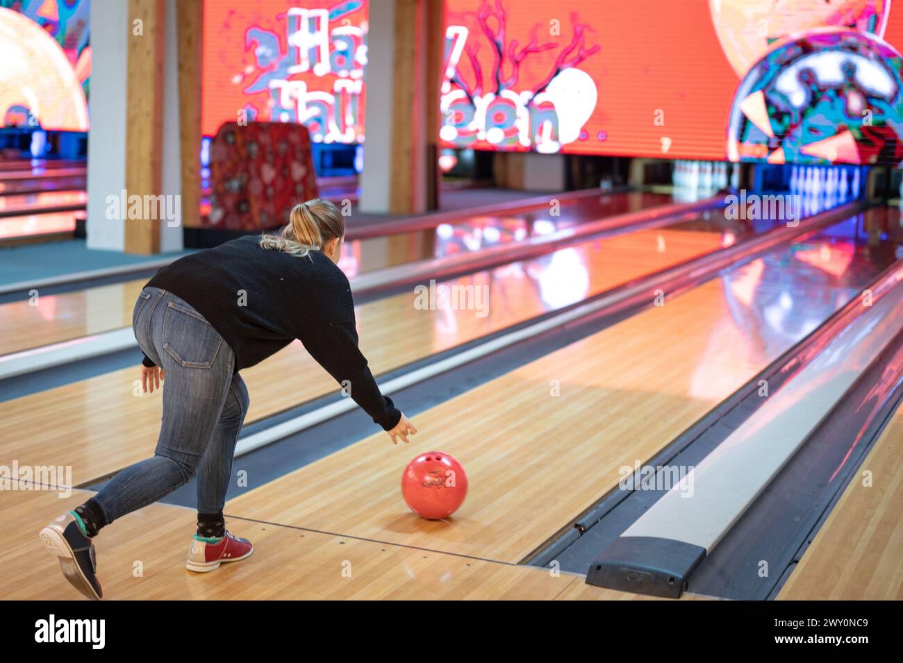 Sequence of launching the bowling pin onto the lane. Throwing technique ...