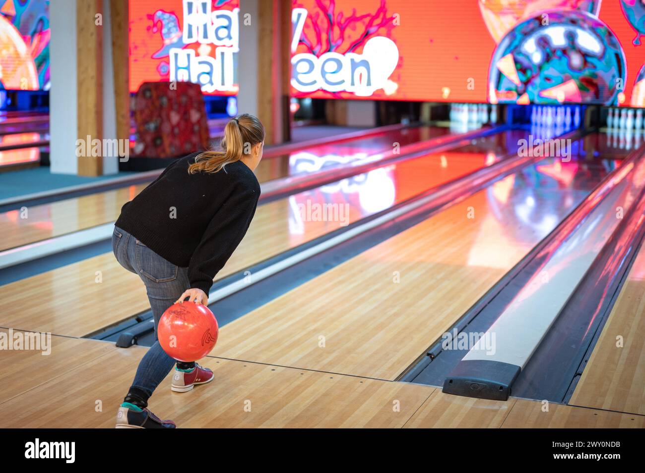 Sequence of launching the bowling pin onto the lane. Throwing technique ...