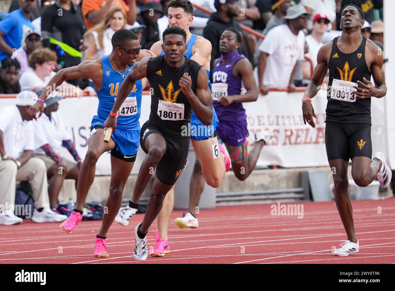 Jayden Davis runs second leg of Arizona State’s 4 x 400m relay during ...
