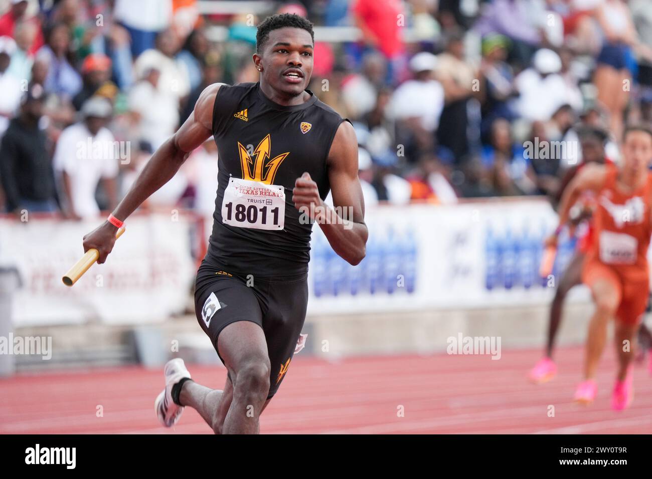 Jayden Davis runs second leg on Arizona State’s 4x400m relay during the ...