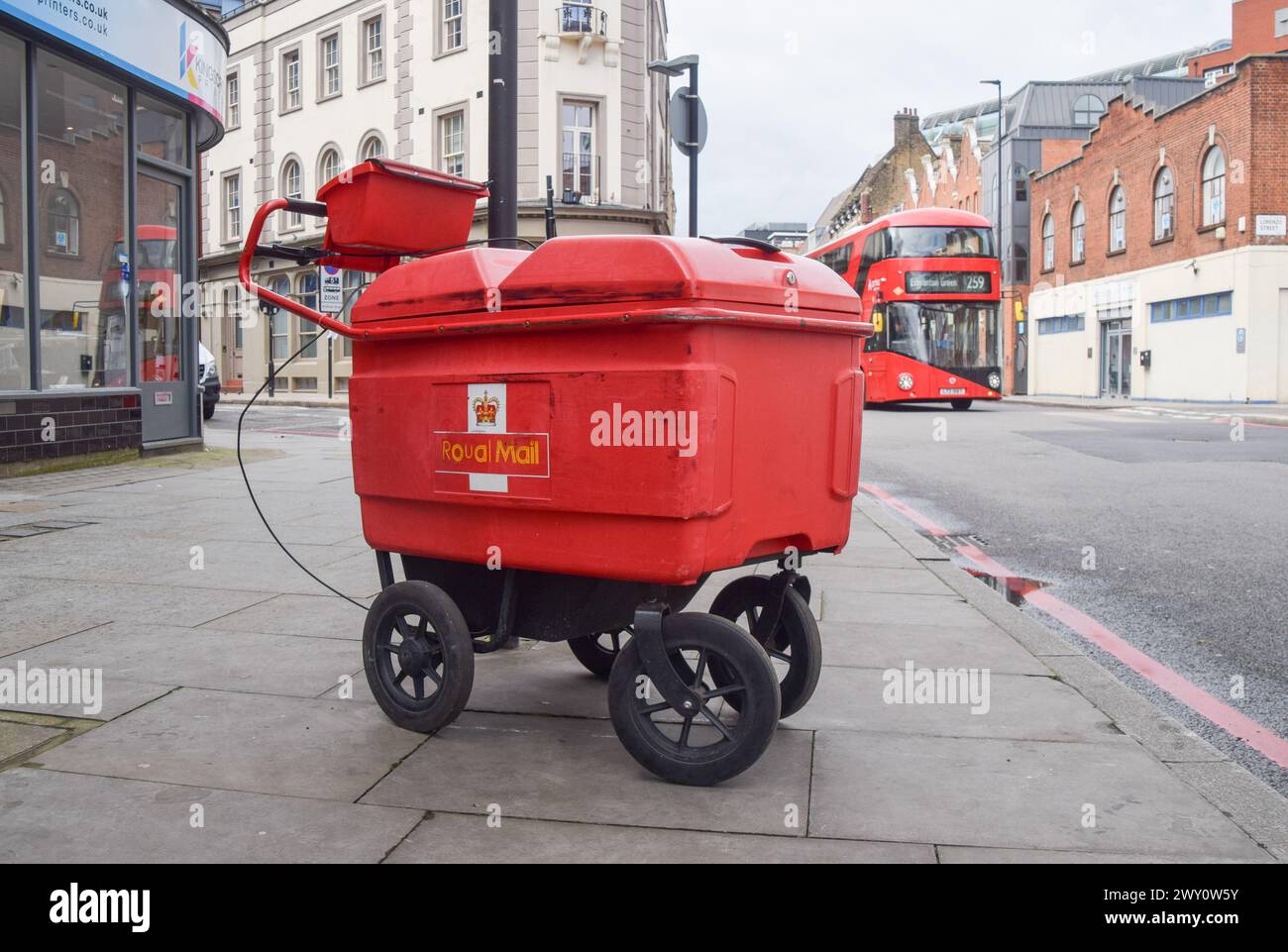 Sending second class hi-res stock photography and images - Alamy