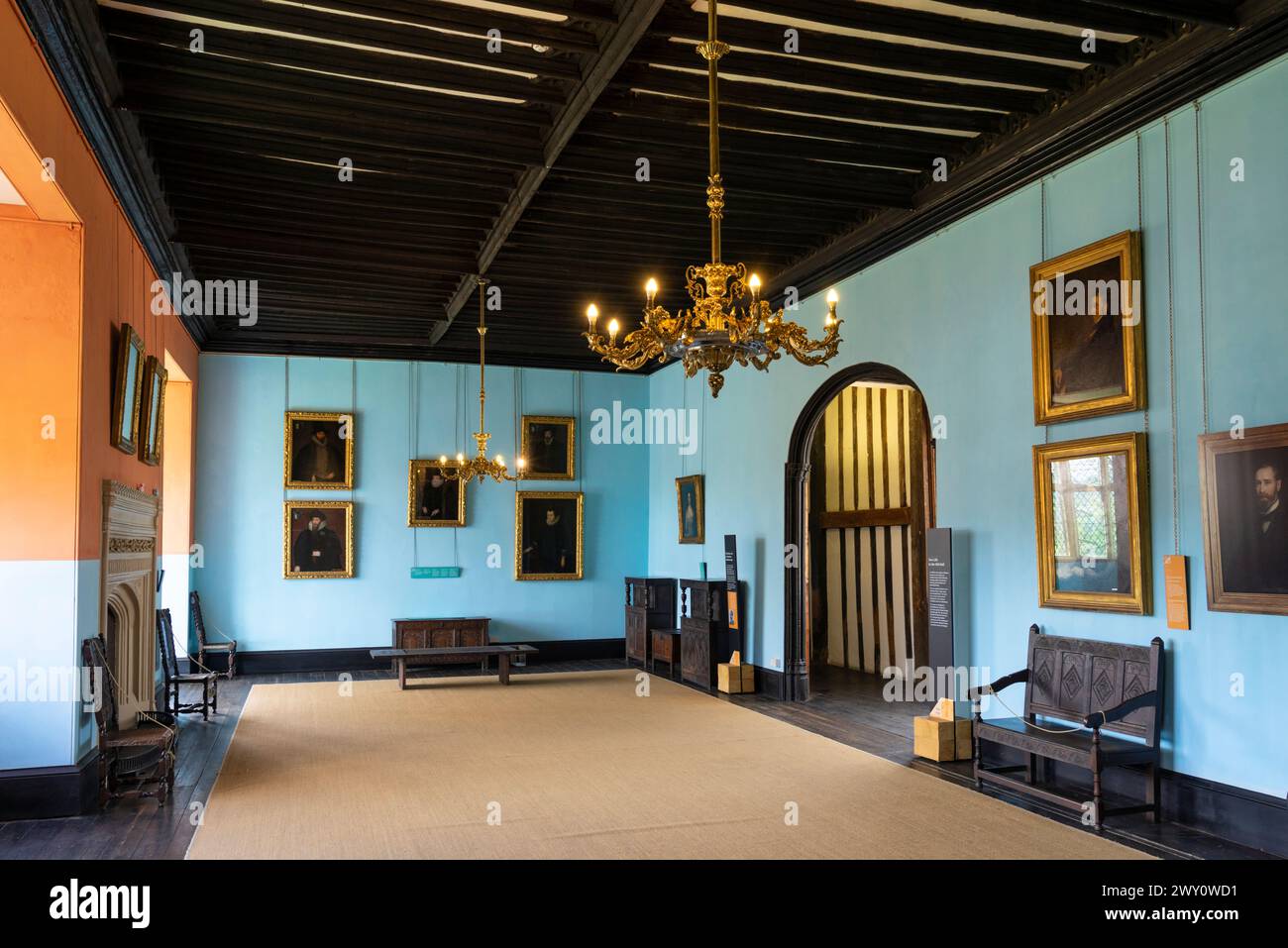 Old english house interior hi-res stock photography and images - Alamy
