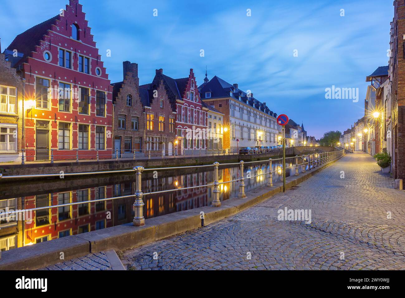 Scenic city view of Bruges canal with beautiful medieval Dutch houses ...