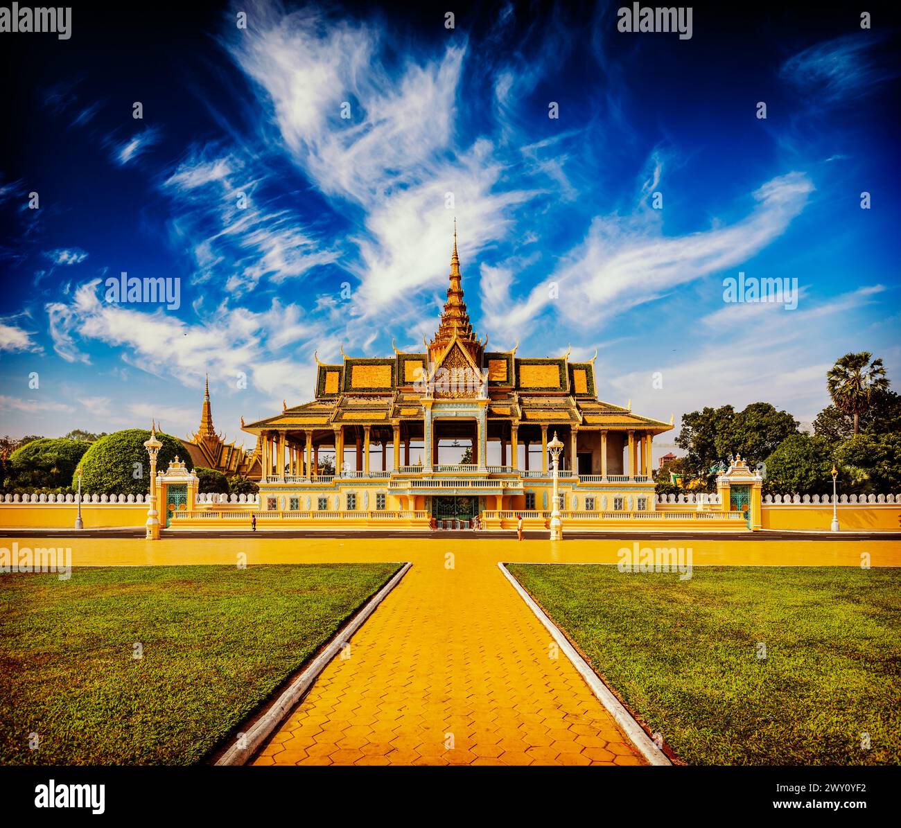 Royal Palace complex in Phnom Penh Stock Photo - Alamy