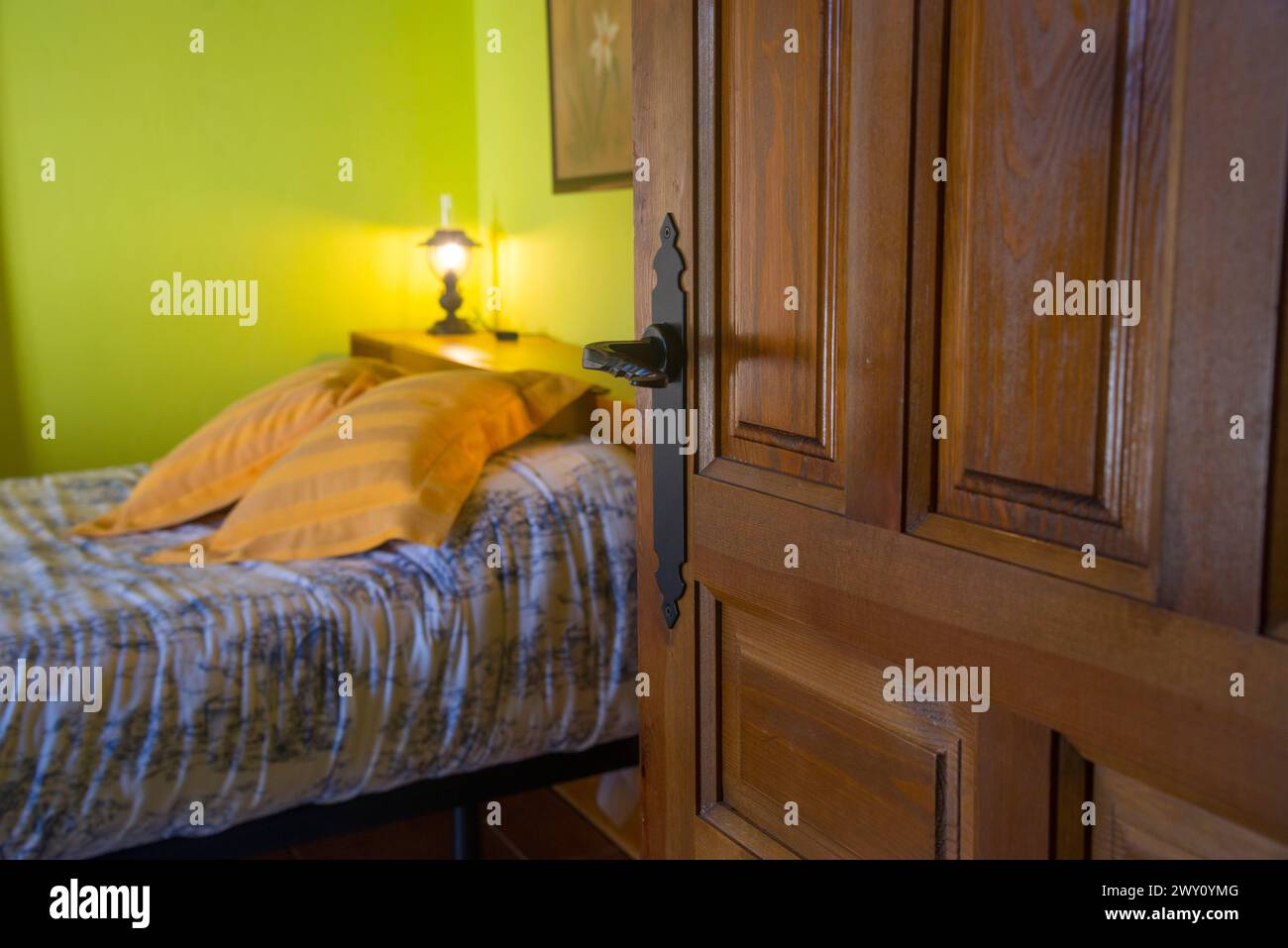 Puerta abierta abierta hi-res stock photography and images - Alamy