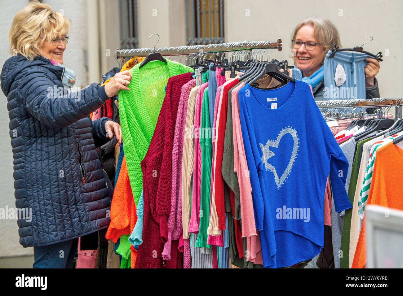 Frauen beim Mode-Shopping, Arnsberg-Neheim, April 2024 Deutschland ...