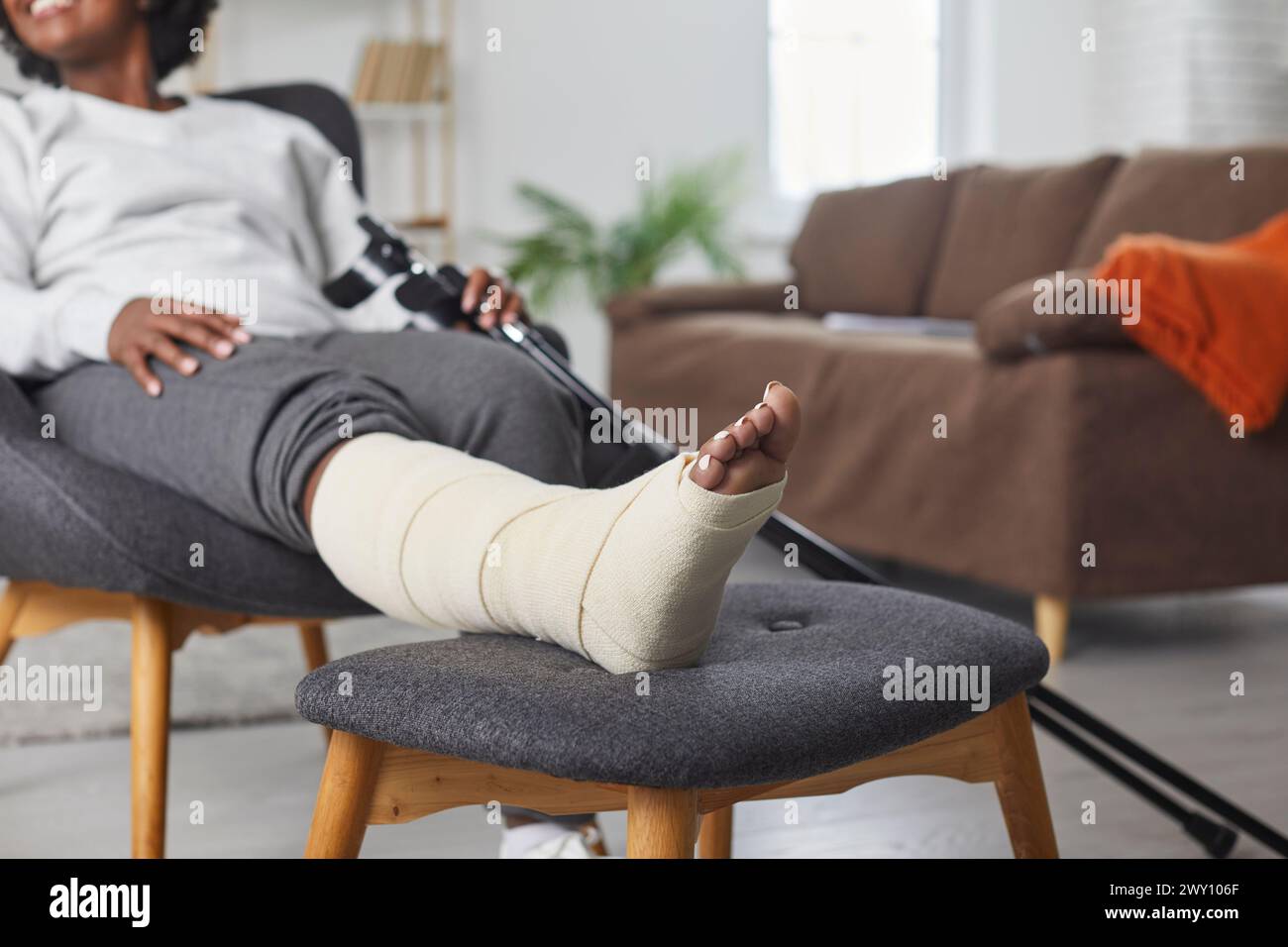 Girl with leg cast hi-res stock photography and images - Alamy