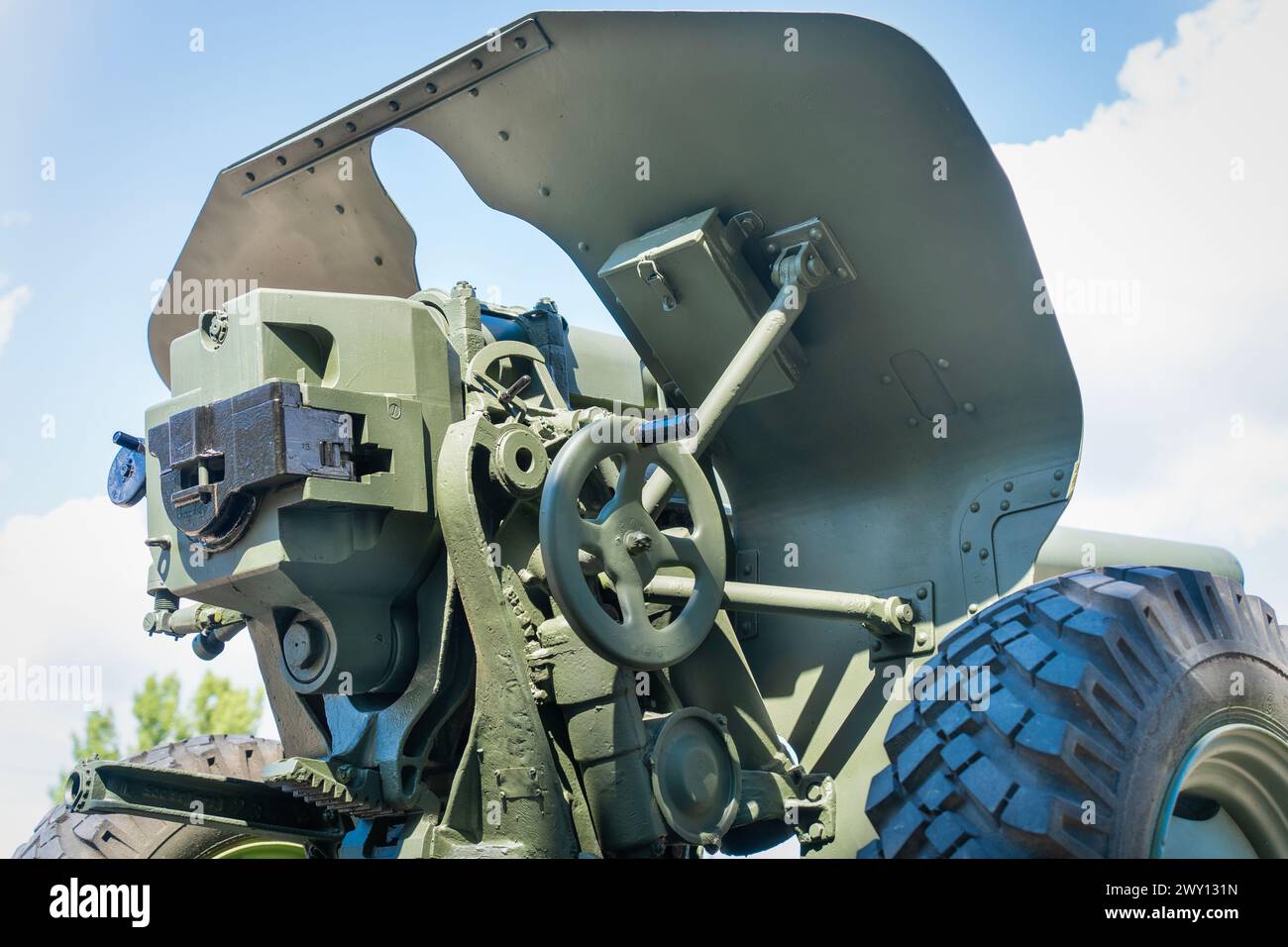 Green painted old Soviet 122 mm howitzer from the rear Stock Photo - Alamy