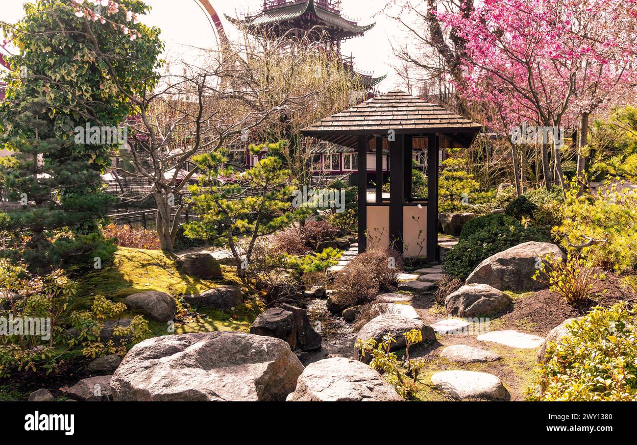Japanese style gazebo hi-res stock photography and images - Alamy