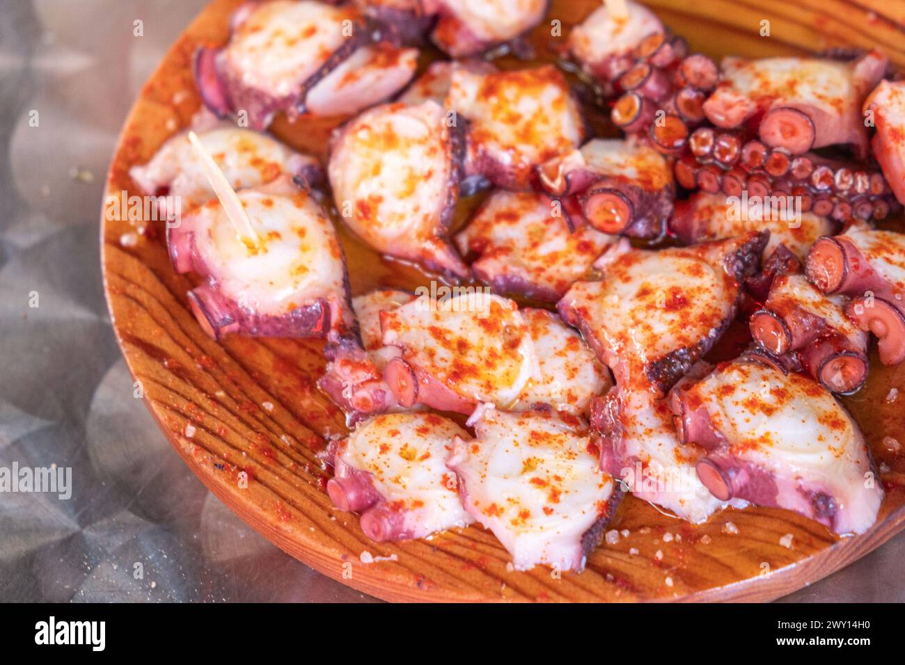 Pulpo a la gallega, traditional recipe for cooking octopus in Galicia ...