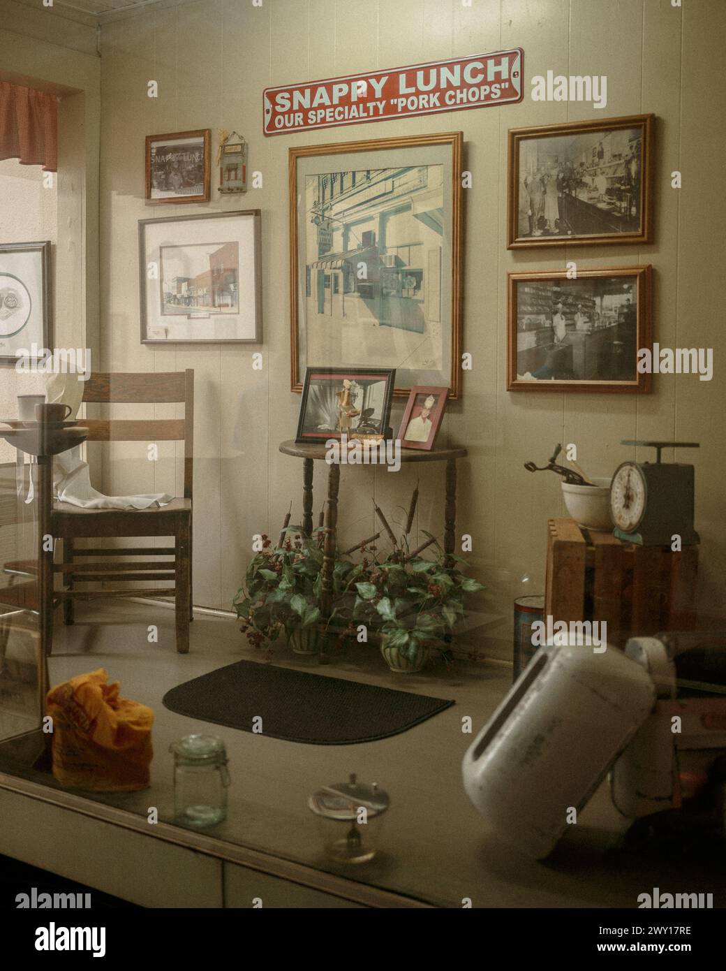 Snappy lunch sign hi-res stock photography and images - Alamy